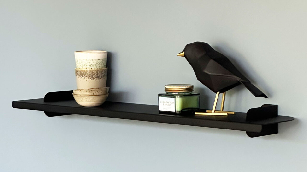 Zwarte industriële wandplank van staal in verschillende afmetingen ...