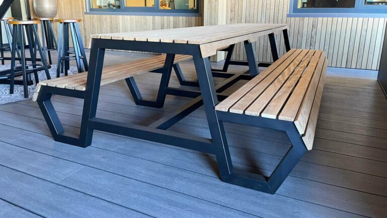Picknicktafel met stalen onderstel en houten tafelblad - Indusigns
